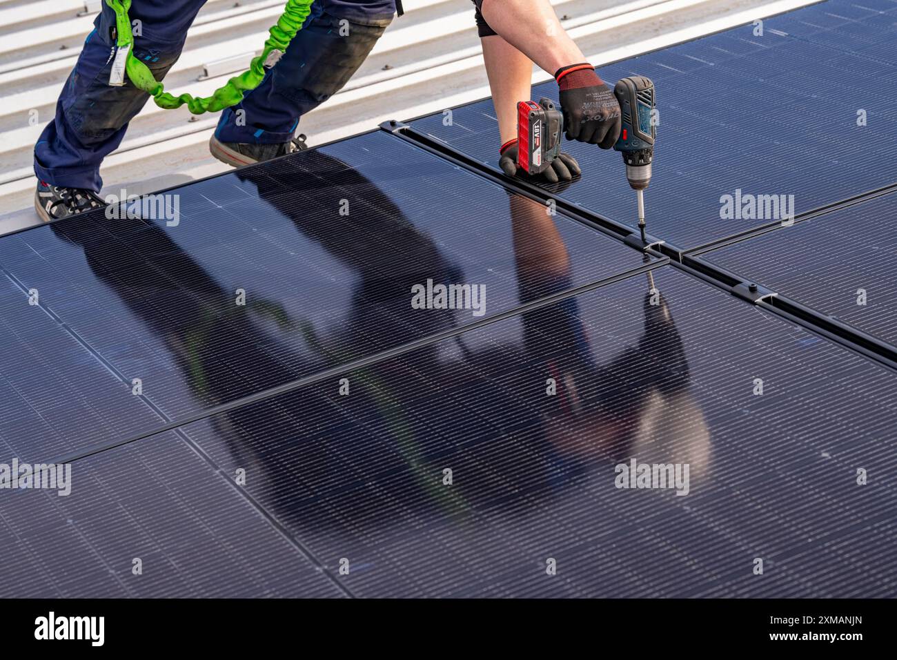 Installation of solar modules on the roof of a commercial enterprise ...