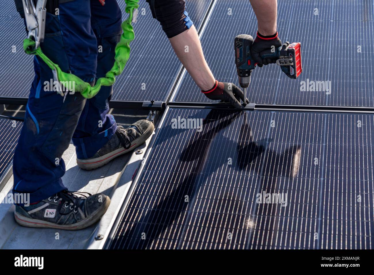 Installation of solar modules on the roof of a commercial enterprise ...