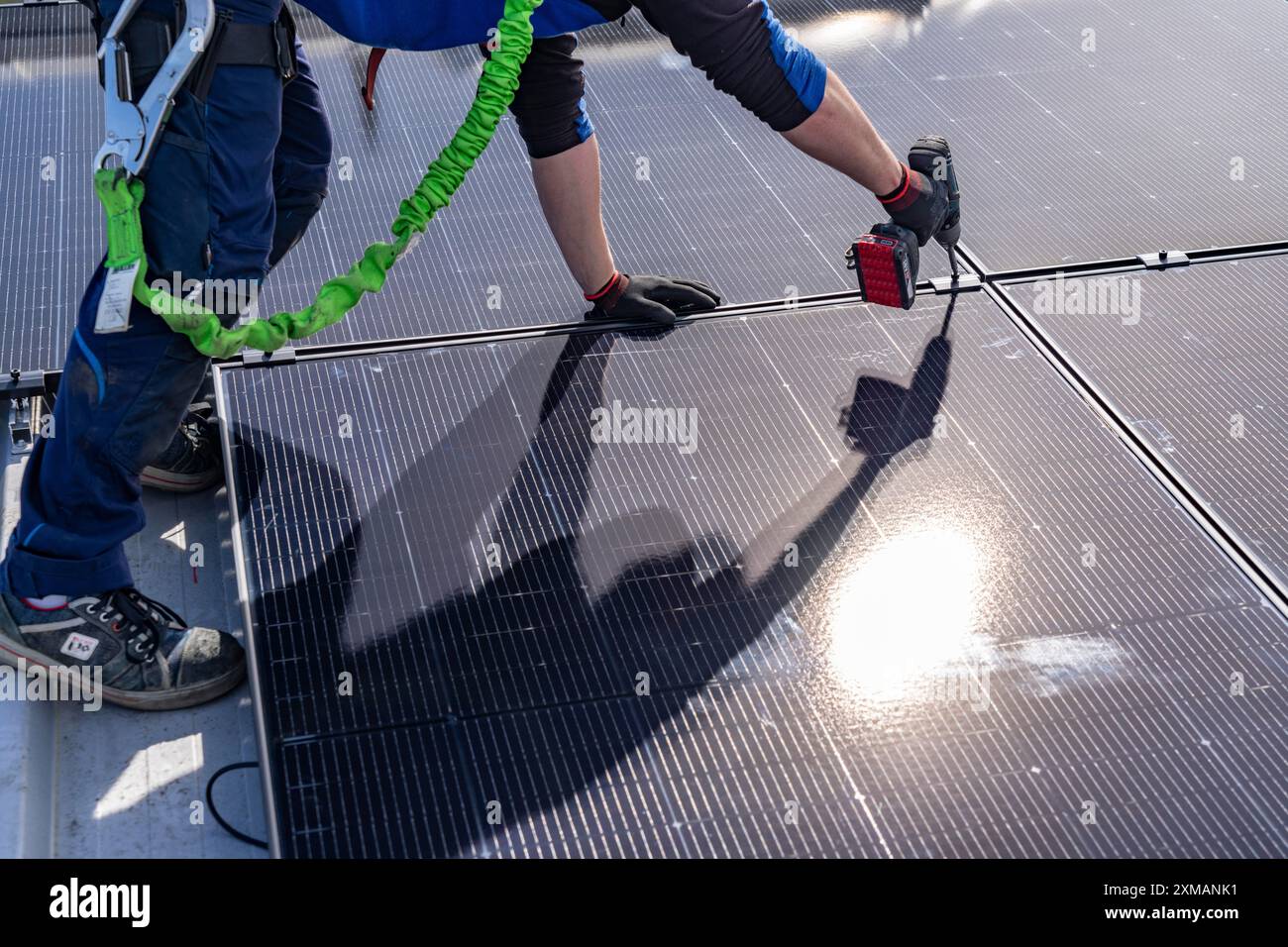 Installation of solar modules on the roof of a commercial enterprise ...