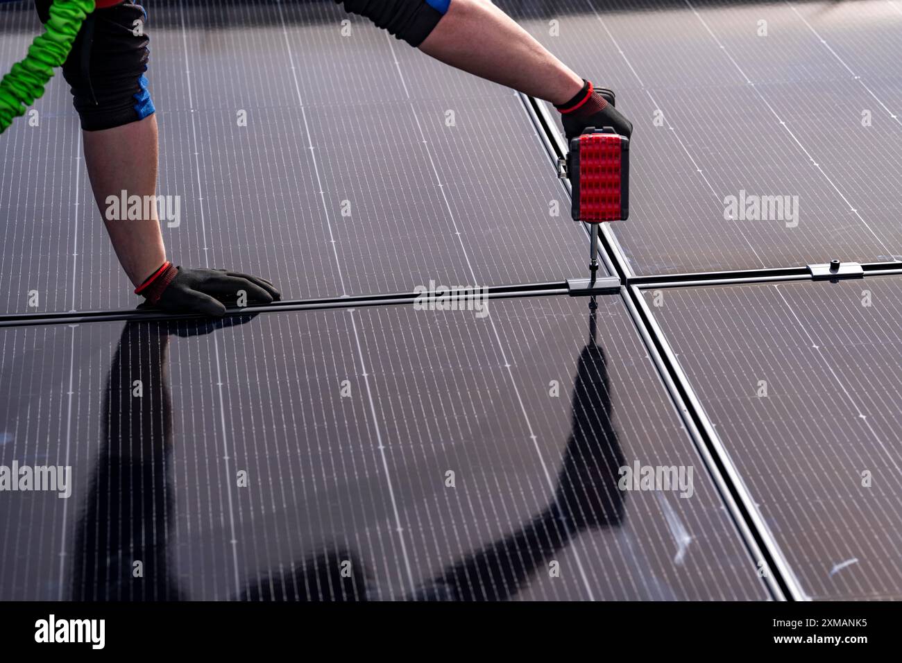 Installation of solar modules on the roof of a commercial enterprise ...