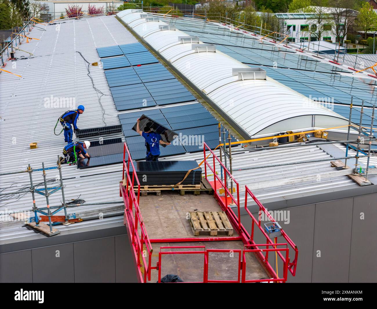 Installation of solar modules on the roof of a commercial enterprise ...