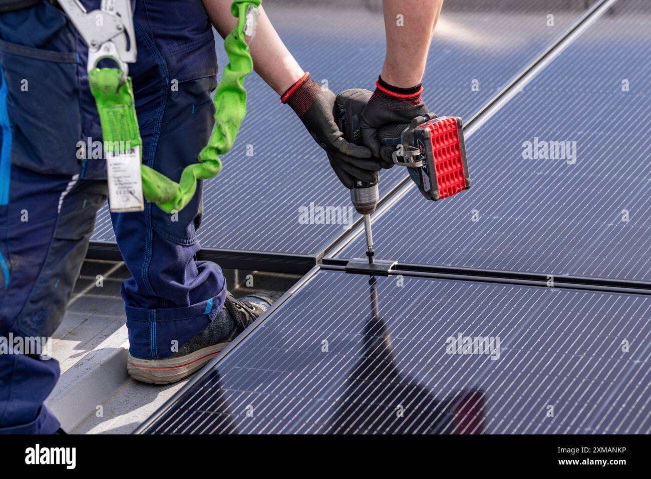 Installation of solar modules on the roof of a commercial enterprise ...