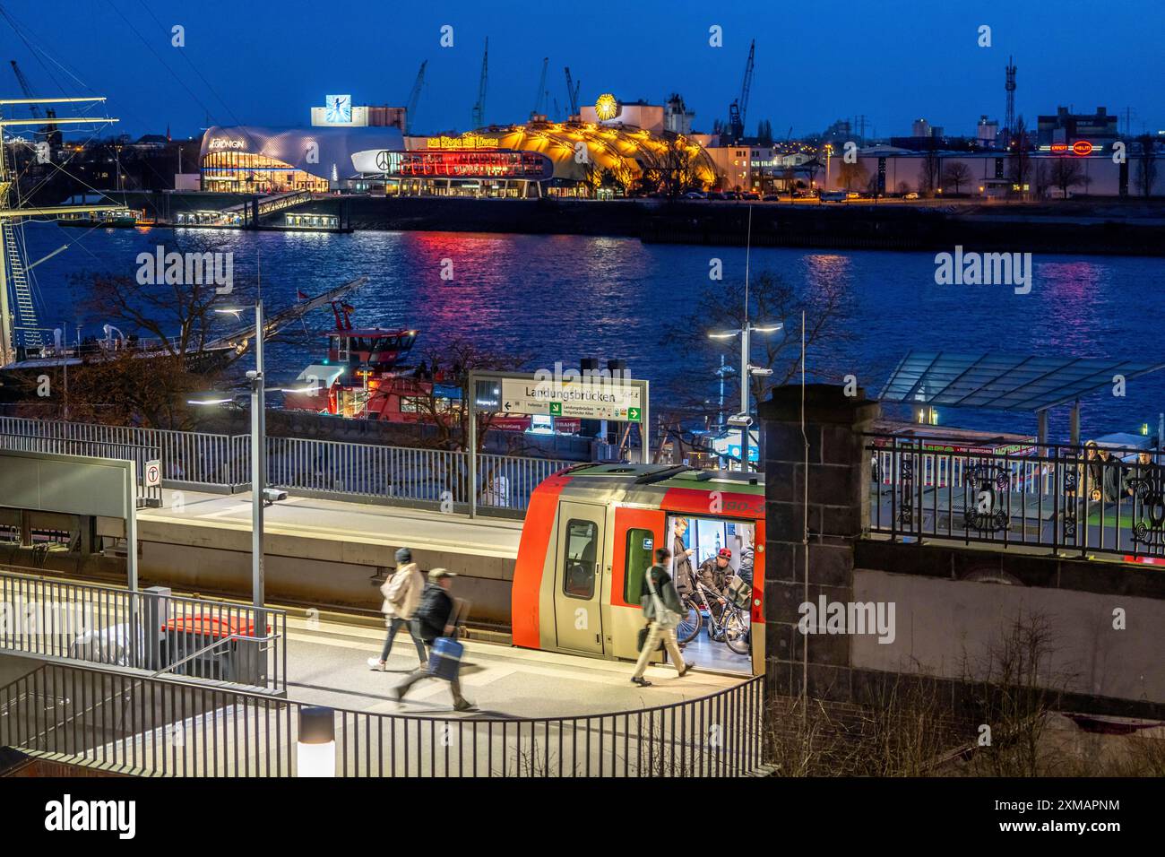 Port of Hamburg, elevated railway at Landungsbruecken station, U3 ...