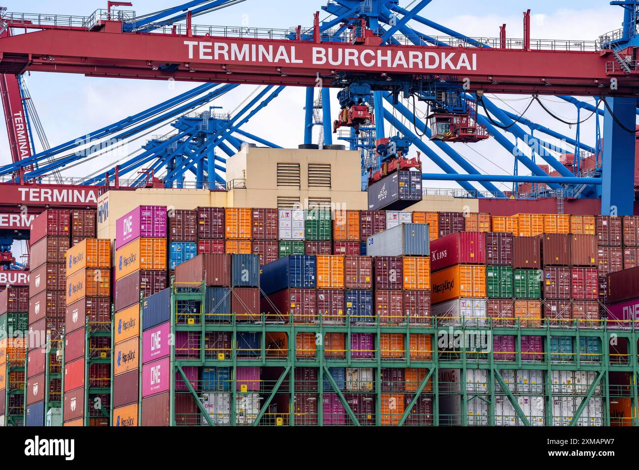 HMM Nuri container freighter, at HHLA Container Terminal Burchardkai ...