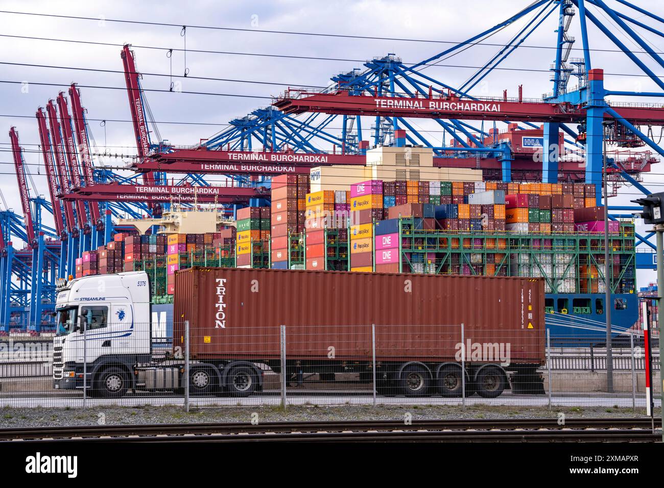 Port of Hamburg, Waltershofer Hafen, container ships, lorries bring and ...