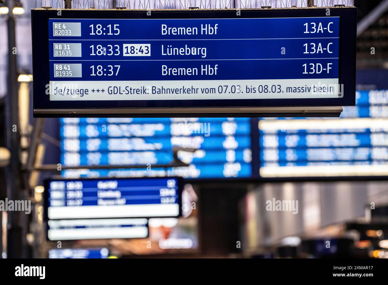 Display boards at Hamburg central station, evening rush hour, in front ...