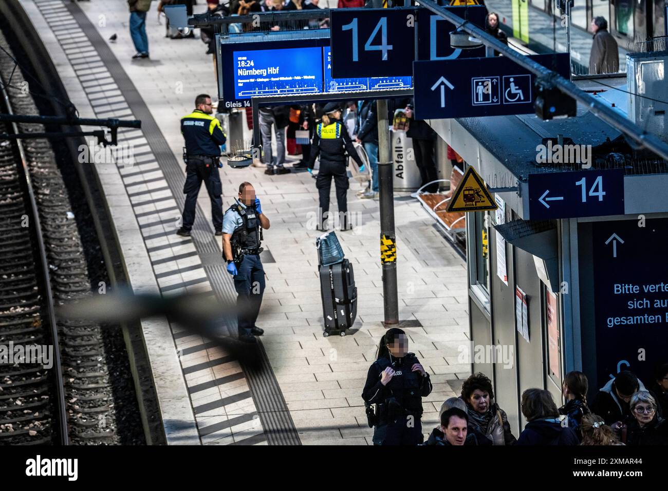 Police action at Hamburg central station, in the evening rush hour, an ...
