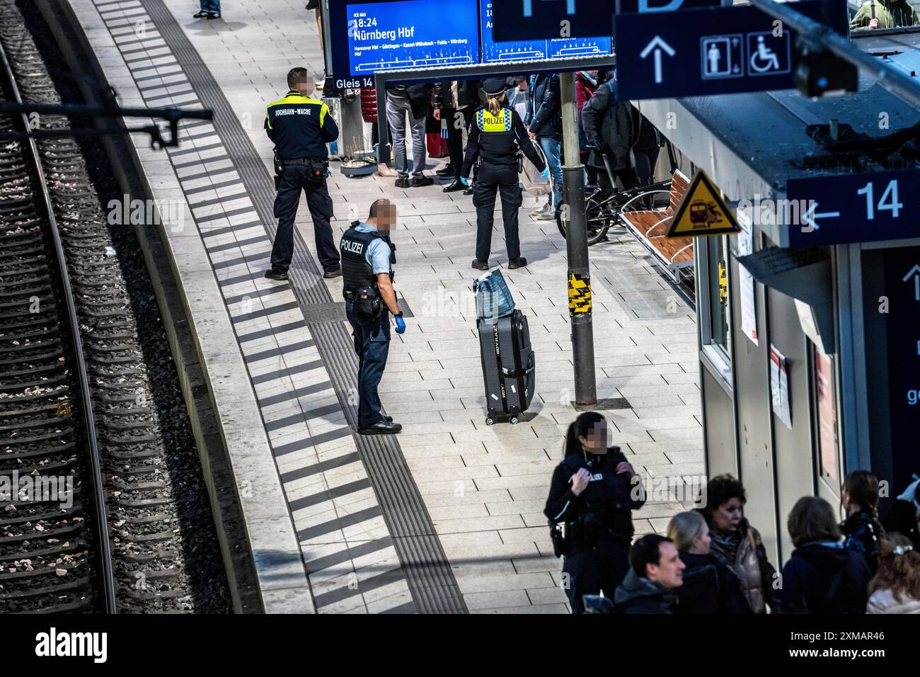 Police action at Hamburg central station, in the evening rush hour, an ...