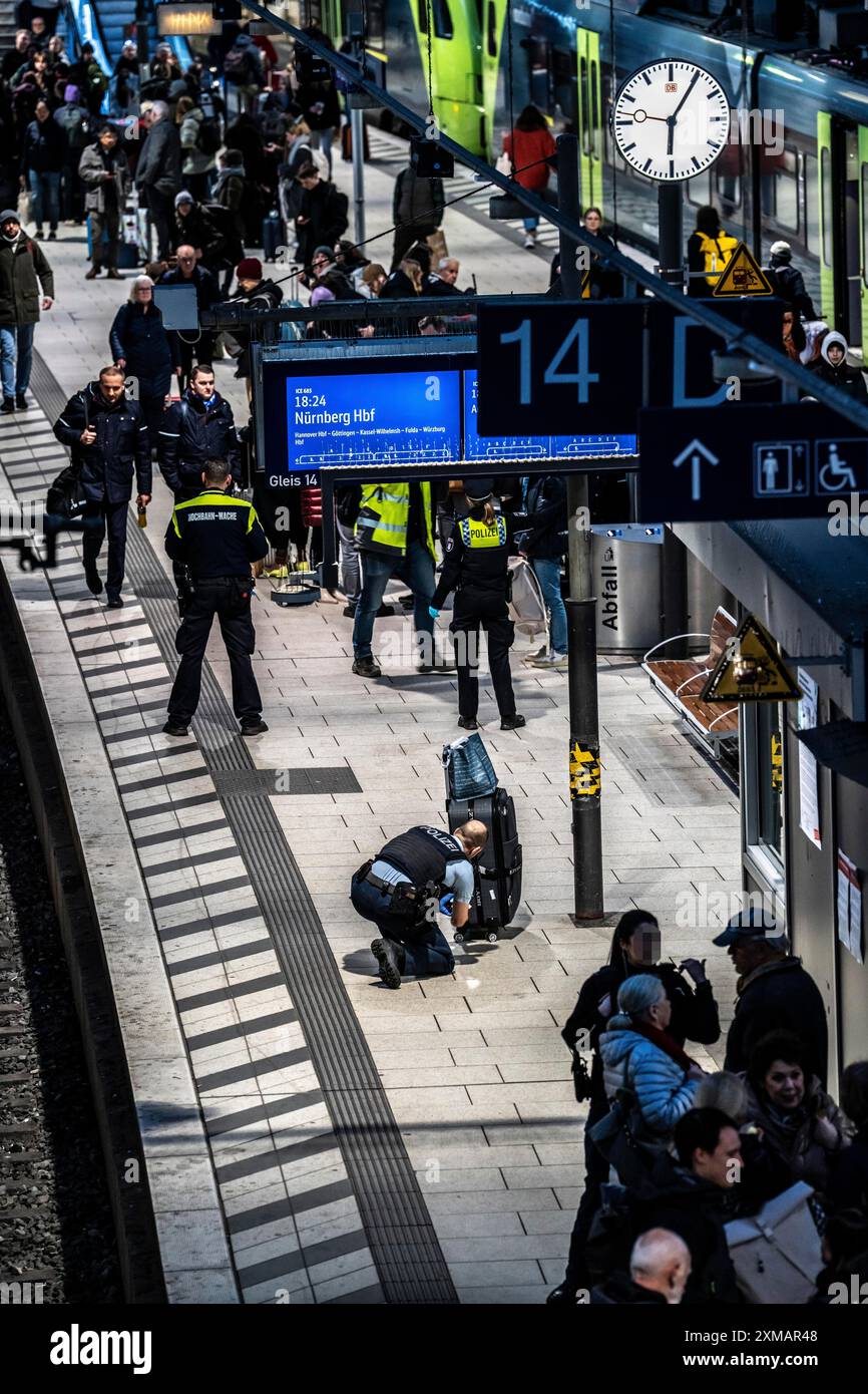 Police action at Hamburg central station, in the evening rush hour, an ...