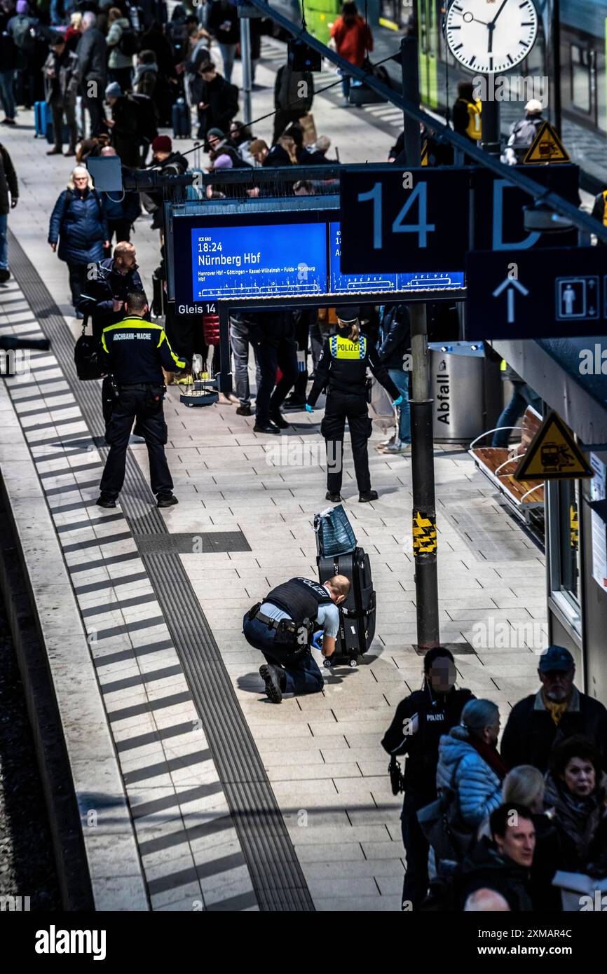 Police action at Hamburg central station, in the evening rush hour, an ...