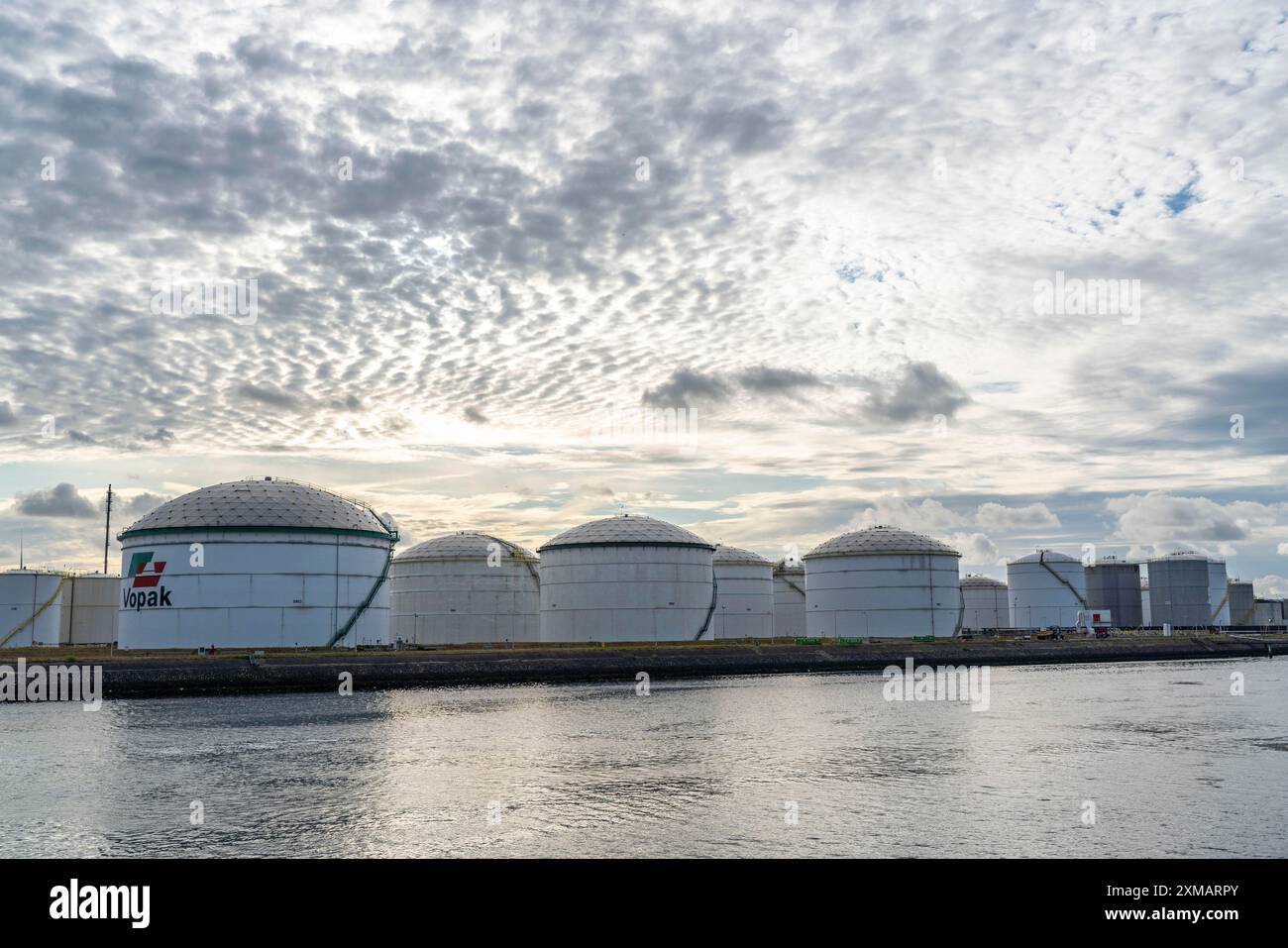 Petroleumhaven, Vopak Terminal Europoort, crude oil tank farm, over 99 ...
