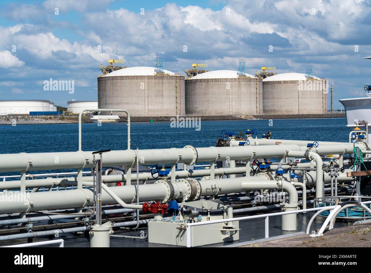 Lng storage tanks hi-res stock photography and images - Alamy
