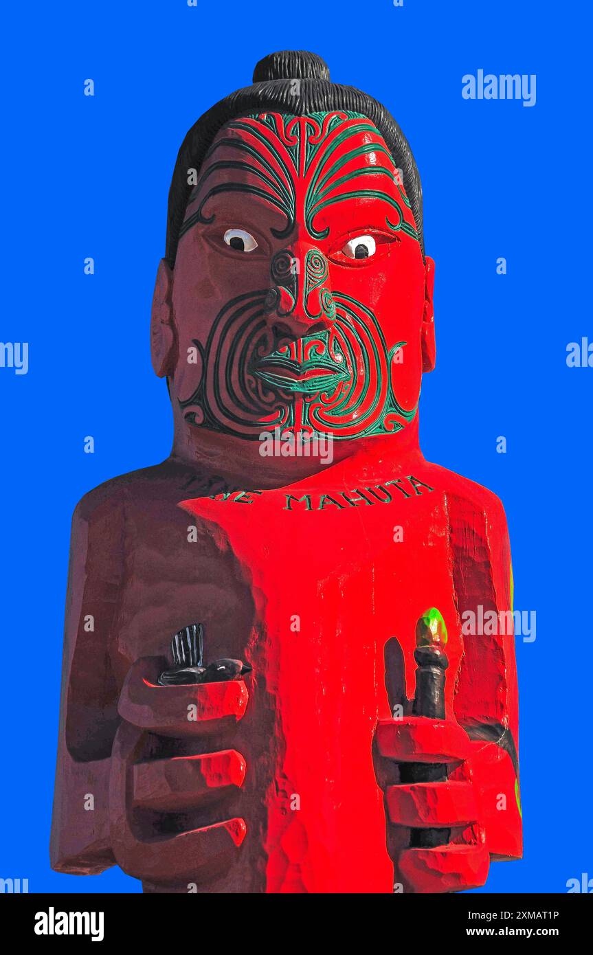 Carved Maori statue outside Te Whare Wananga Indgenous University ...