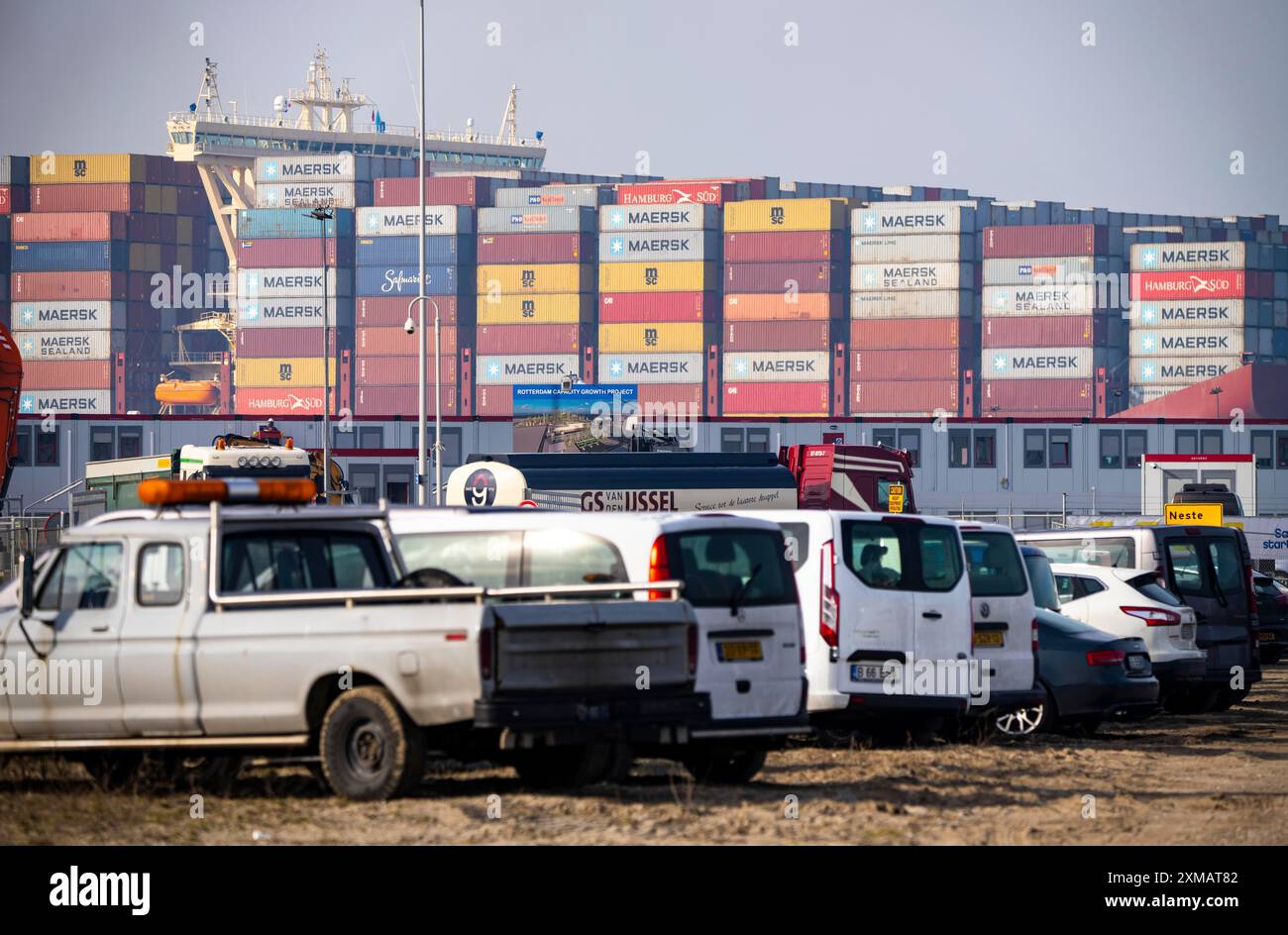Harbour tugs bring the container freighter Madison Maersk from its ...