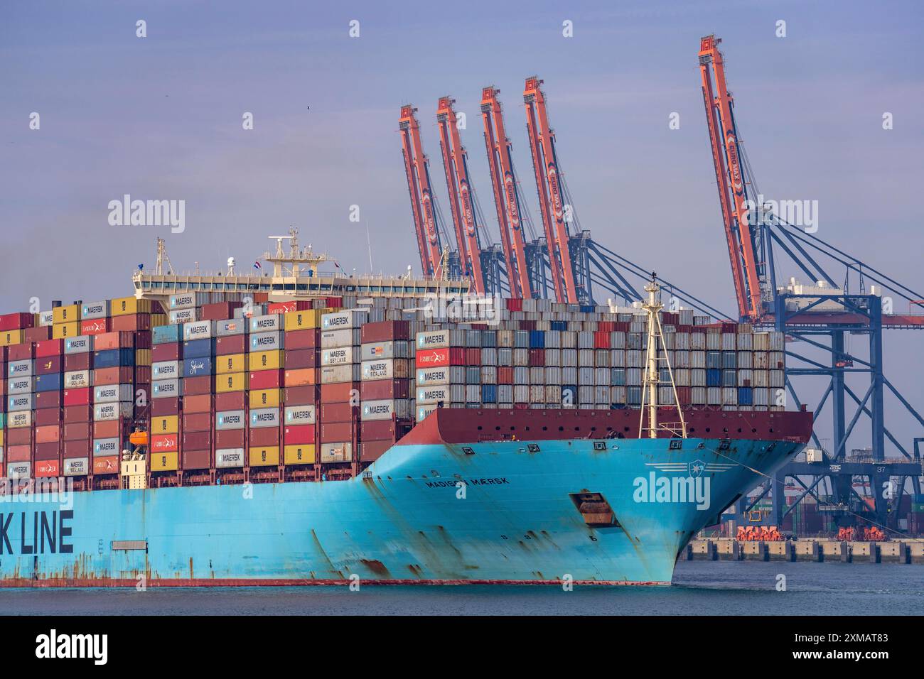 Harbour tugs bring the container freighter Madison Maersk from its ...