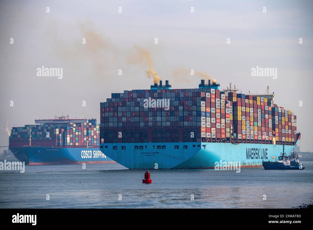 Harbour tugs bring the container freighter Madison Maersk from its ...