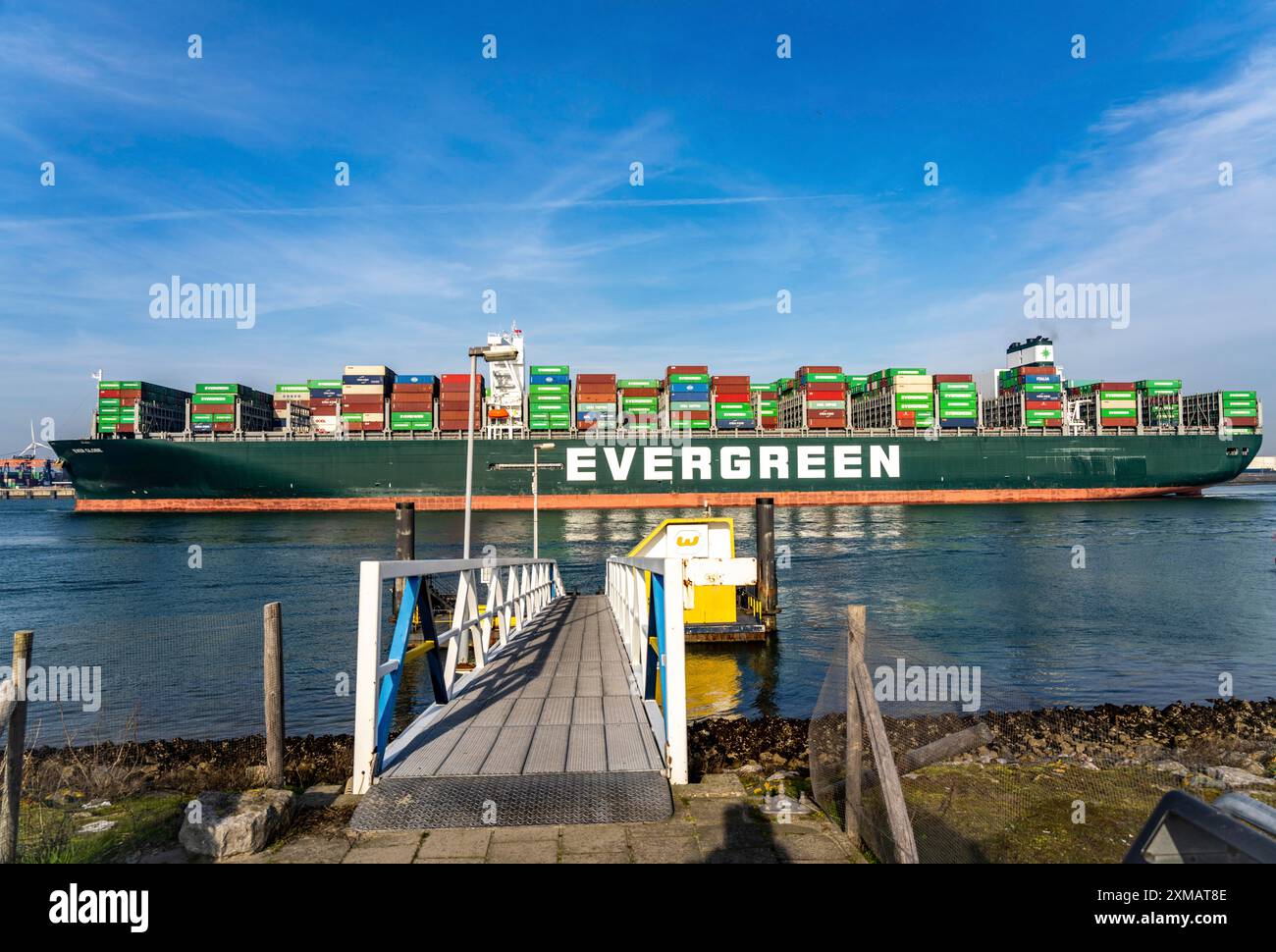 Harbour tugs bring the container freighter Ever Globe to its berth at ...