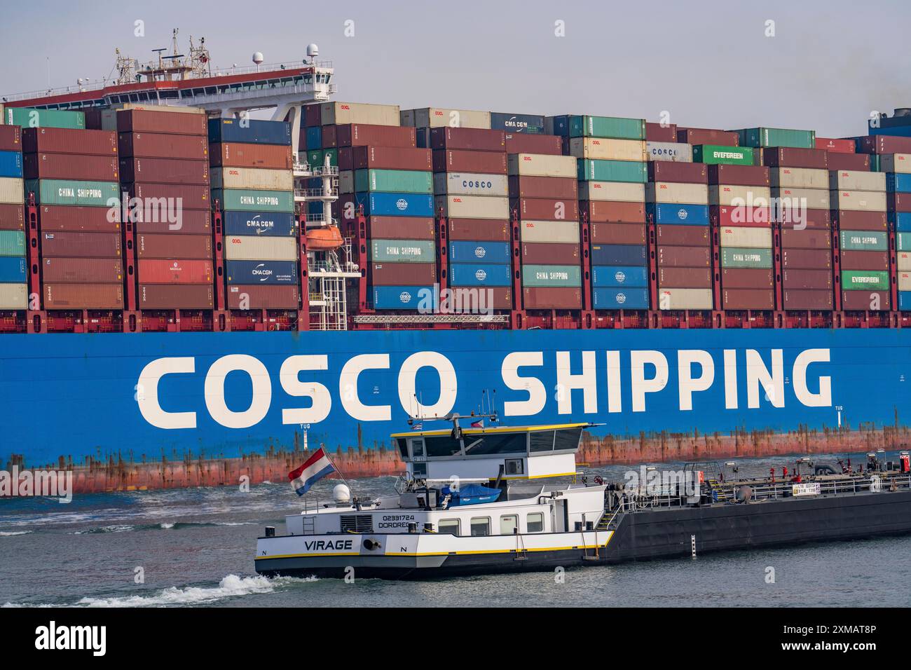 Harbour tug brings the container freighter Cosco Shipping Leo to its ...