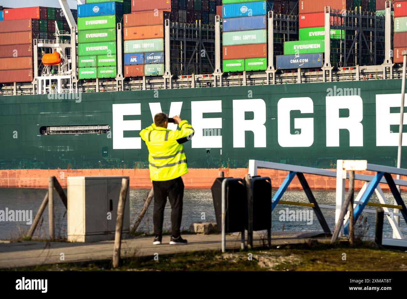 Harbour tugs bring the container freighter Ever Globe to its berth at ...