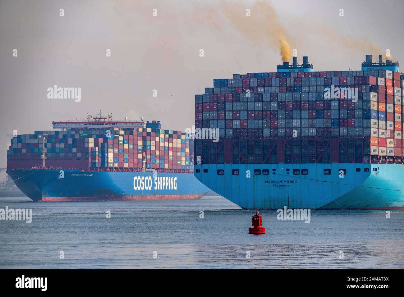 Harbour tugs bring the container freighter Madison Maersk from its ...