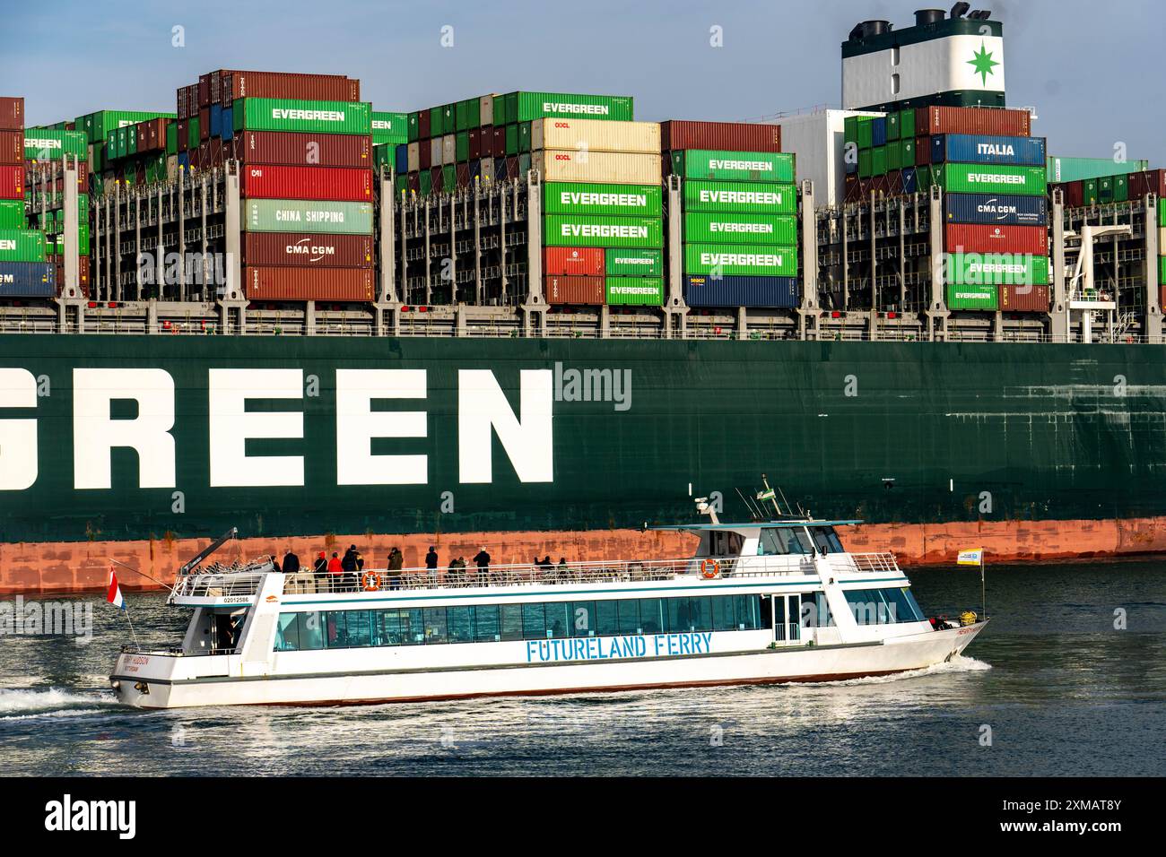 Harbour tugs bring the container freighter Ever Globe to its berth at ...