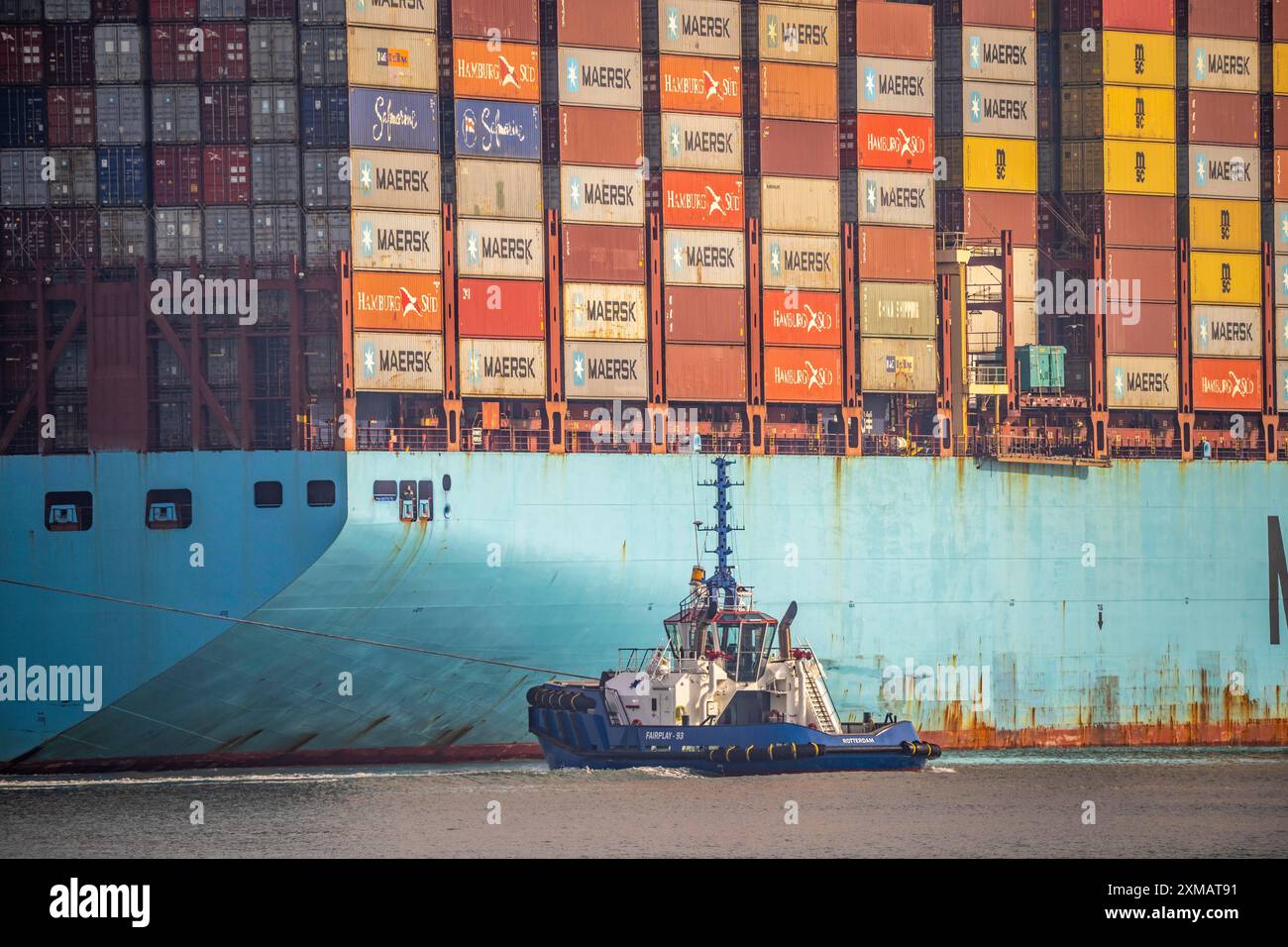 Harbour tugs bring the container freighter Madison Maersk from its ...