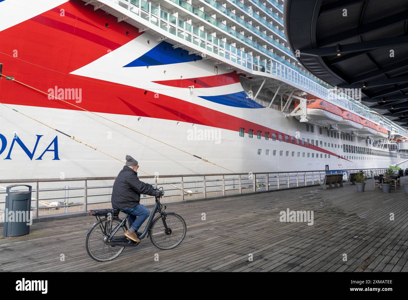 Cruise ship Iona of the British shipping company P&O Cruises, the ...