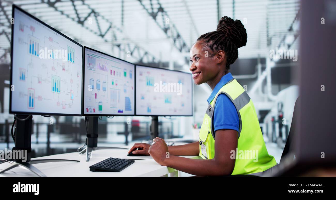 System engineer woman hi-res stock photography and images - Alamy