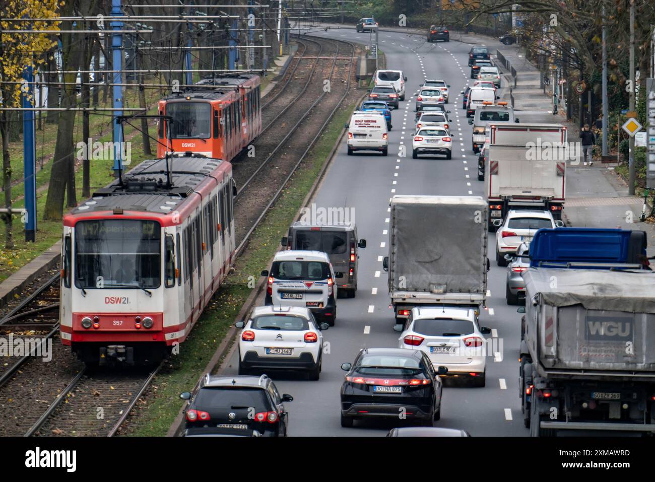 City centre traffic, 3-lane Westfalendamm, federal road B1, heavy ...