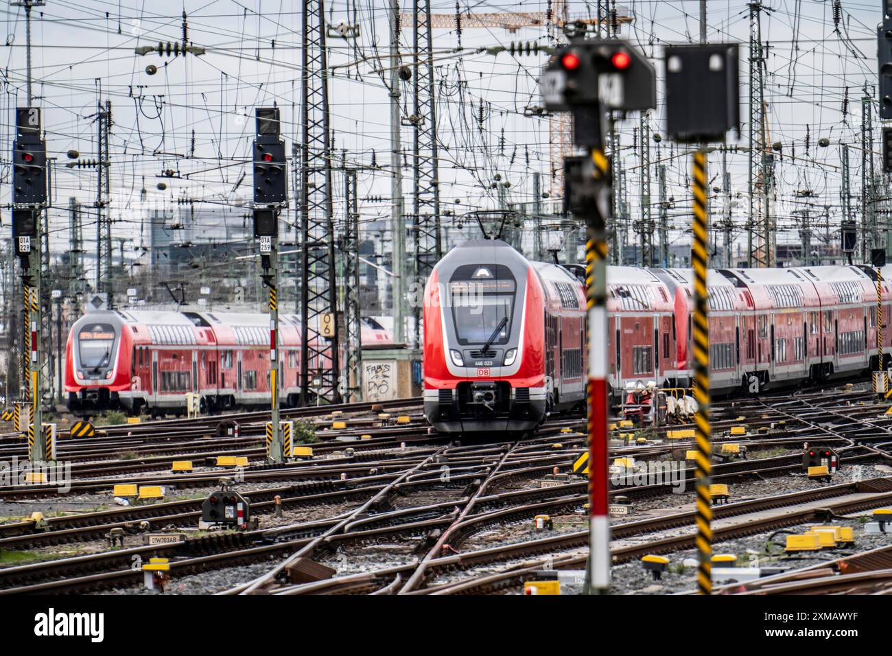 Regional express train entering Frankfurt am Main main station, track ...