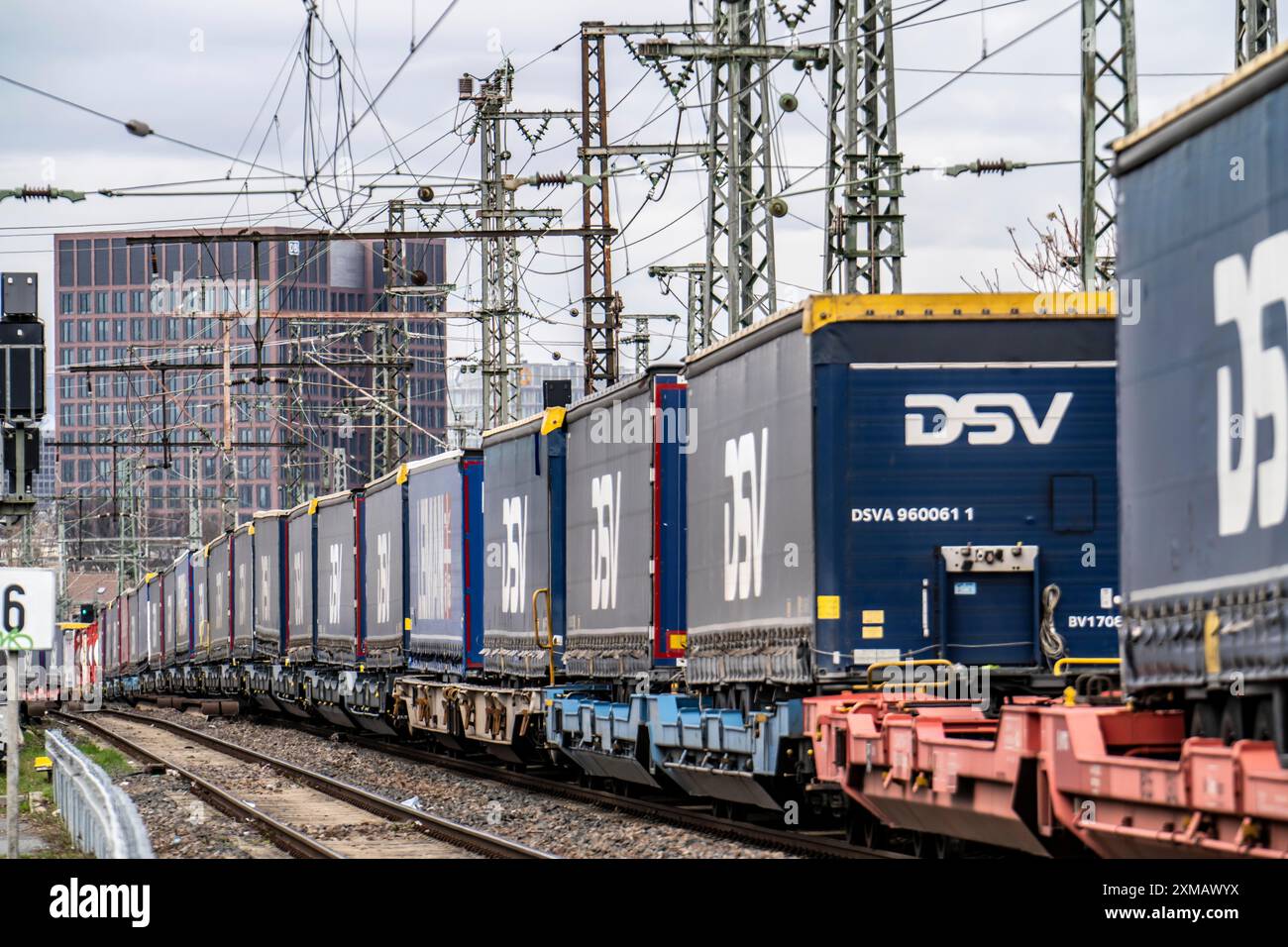 Goods train, on a track west of the main railway station of Frankfurt ...