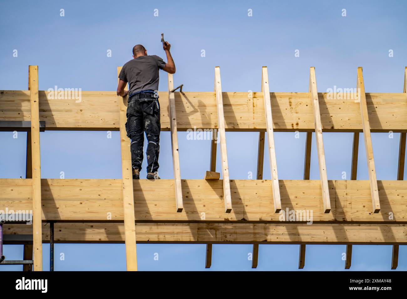 Carpenter construction roof truss hi-res stock photography and images ...