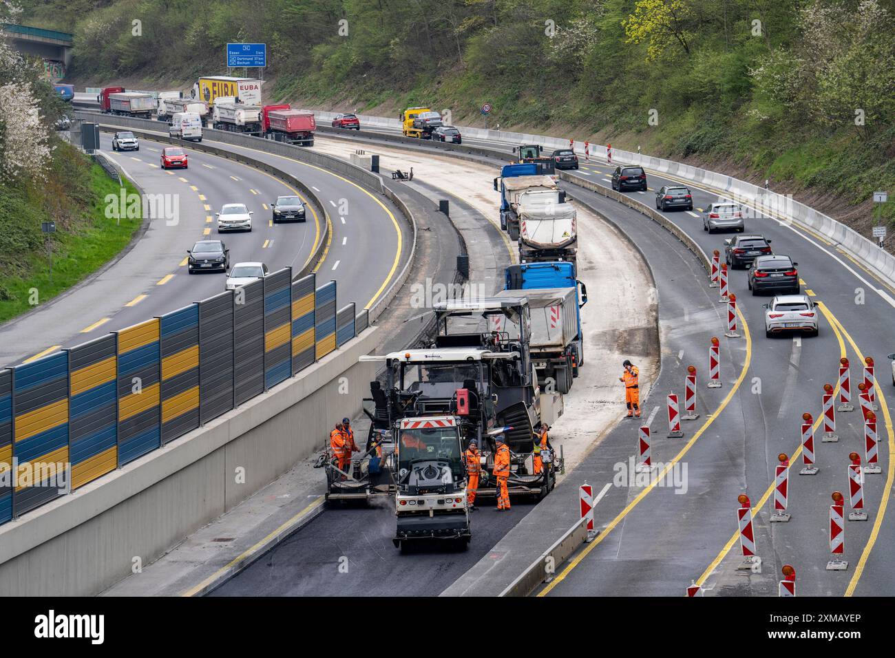 Motorway construction site on the A52 in Essen Basic refurbishment of ...