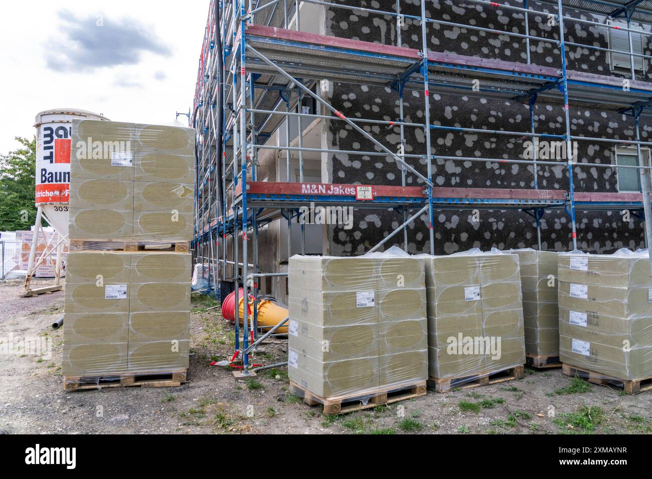 Energy-efficient refurbishment of an apartment block, thermal ...