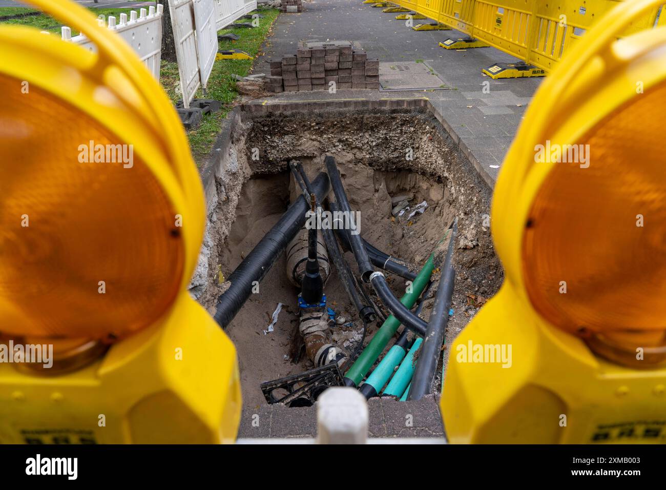 Cable manhole hi-res stock photography and images - Alamy