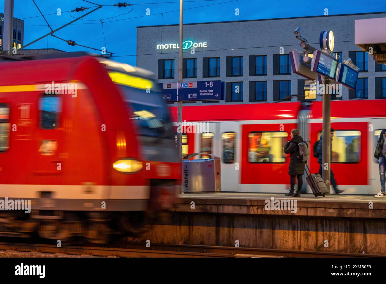 Cologne-Deutz railway station, platform for local trains, S-Bahn ...