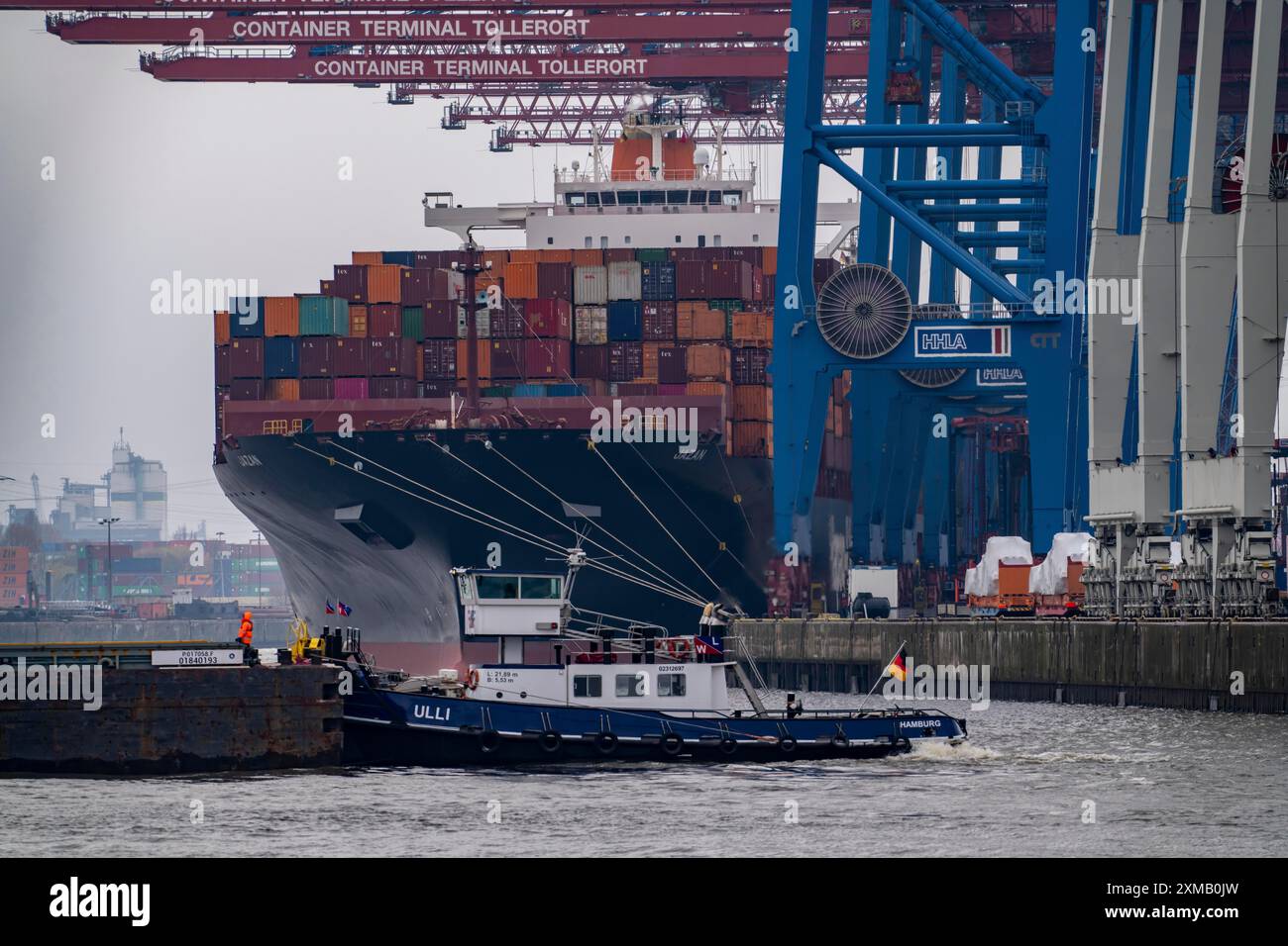 Container terminal Tollerort, container ships are loaded and unloaded ...