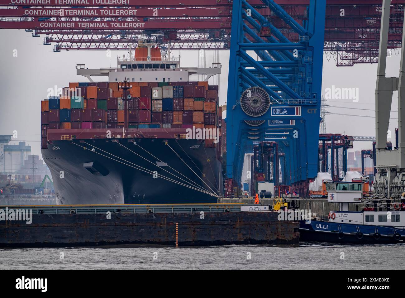 Container terminal Tollerort, container ships are loaded and unloaded ...