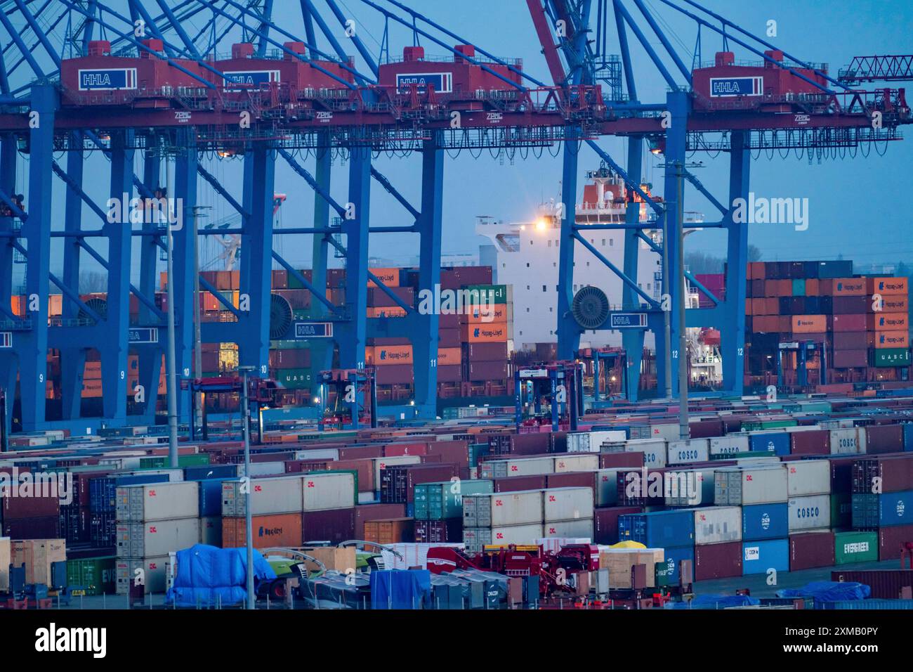 Container terminal Tollerort, container ships are loaded and unloaded ...