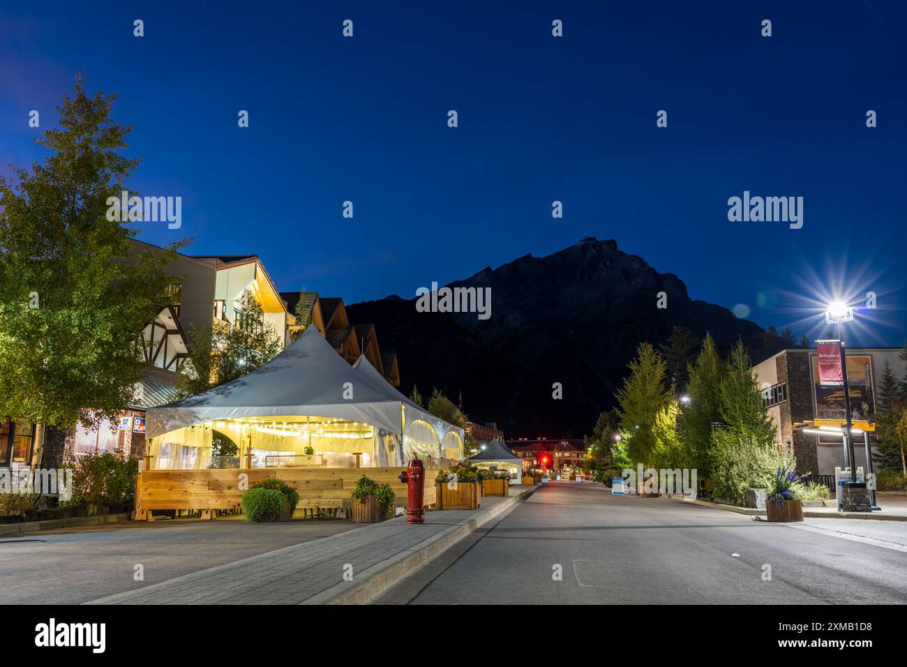 Park street light downtown hotel background hi-res stock photography ...