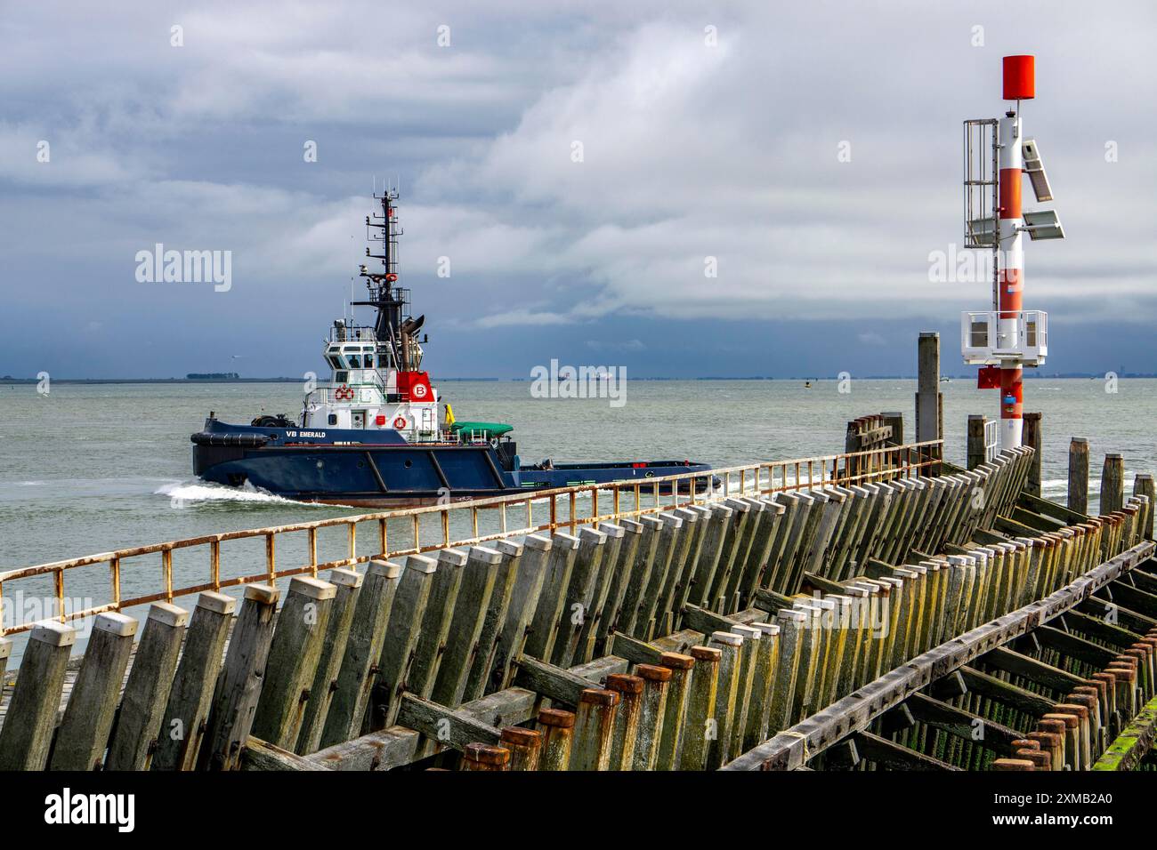 Harbour tug VB Emerald in the Western Scheldt, entering the harbour of ...