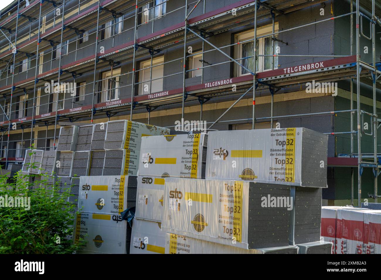 Energetic renovation of an apartment building, thermal insulation ...