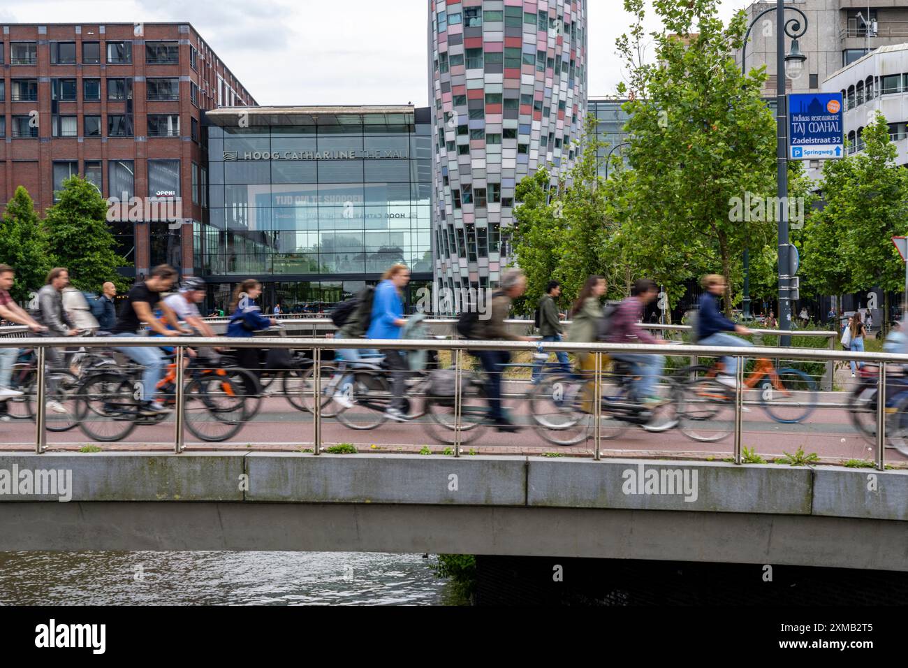 Central cycle path on the Vredenburgviaduct, at the Hoog Catharijne ...