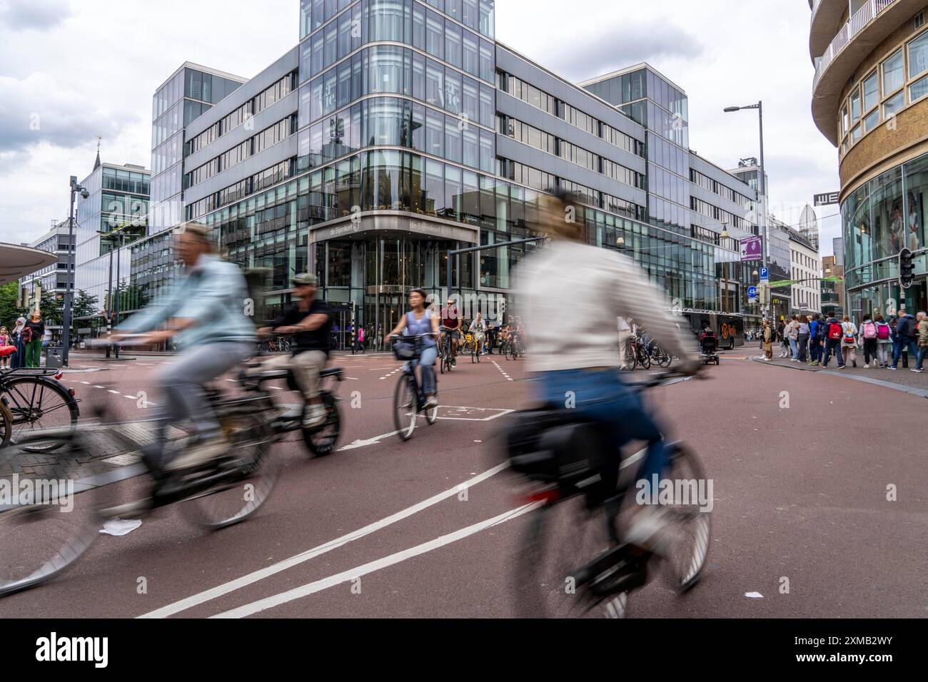 Central cycle path on the Lange Viestraat, in the centre of Utrecht ...