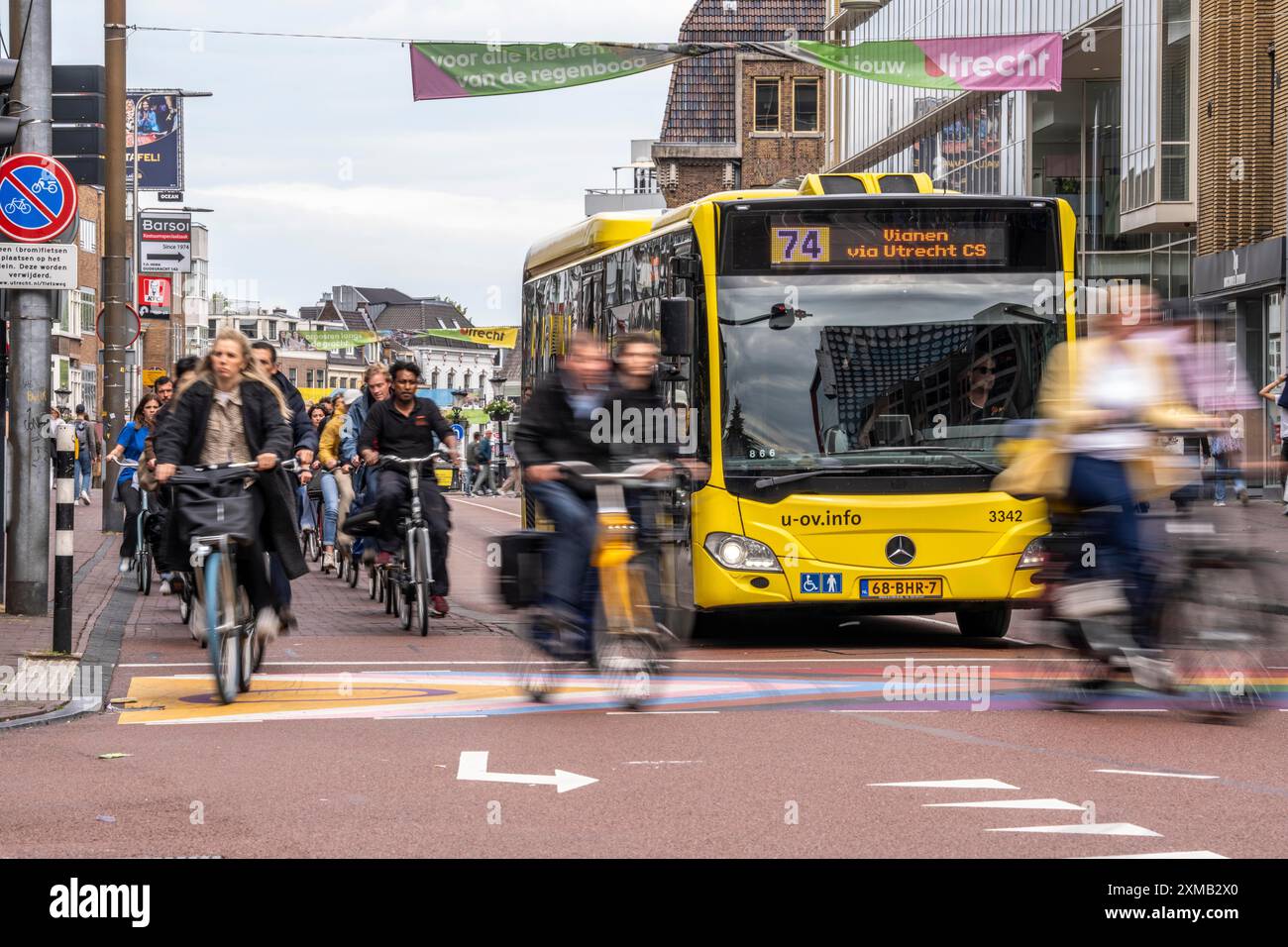 Central cycle path on the Lange Viestraat, in the centre of Utrecht ...