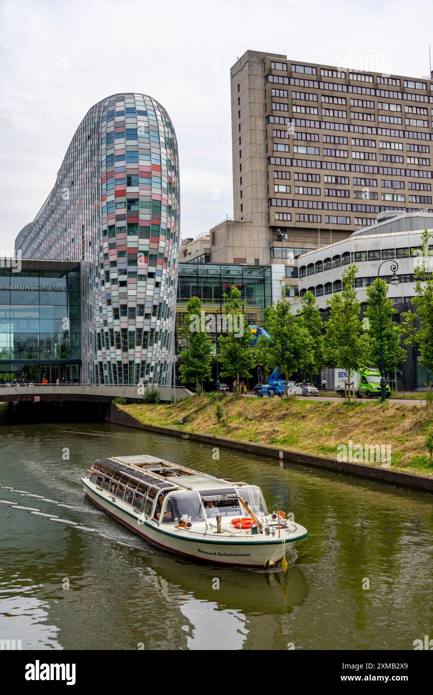 Canal, canal at Hoog Catharine shopping centre, in Utrecht, tour boat ...
