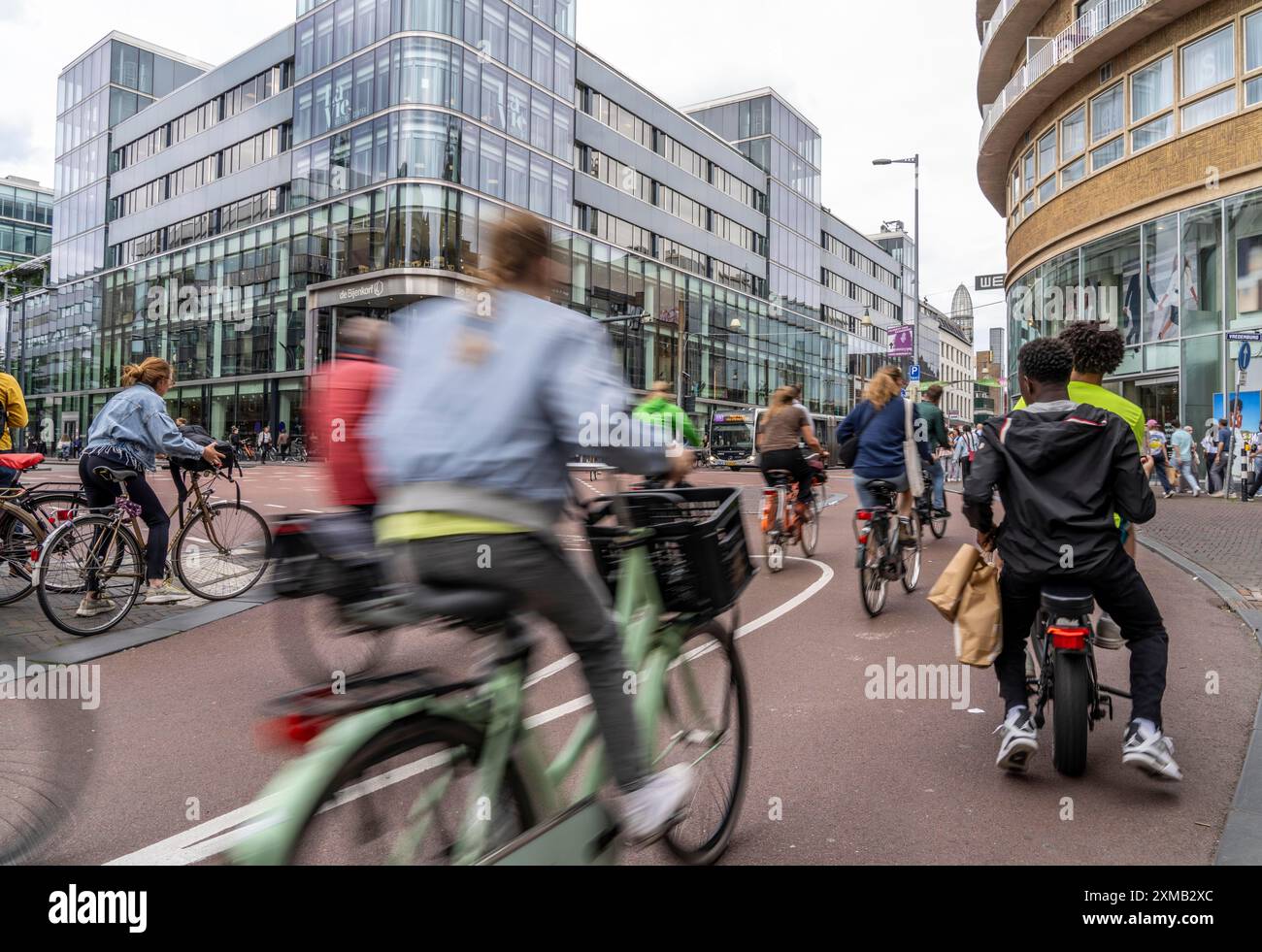 Central cycle path on the Lange Viestraat, in the centre of Utrecht ...