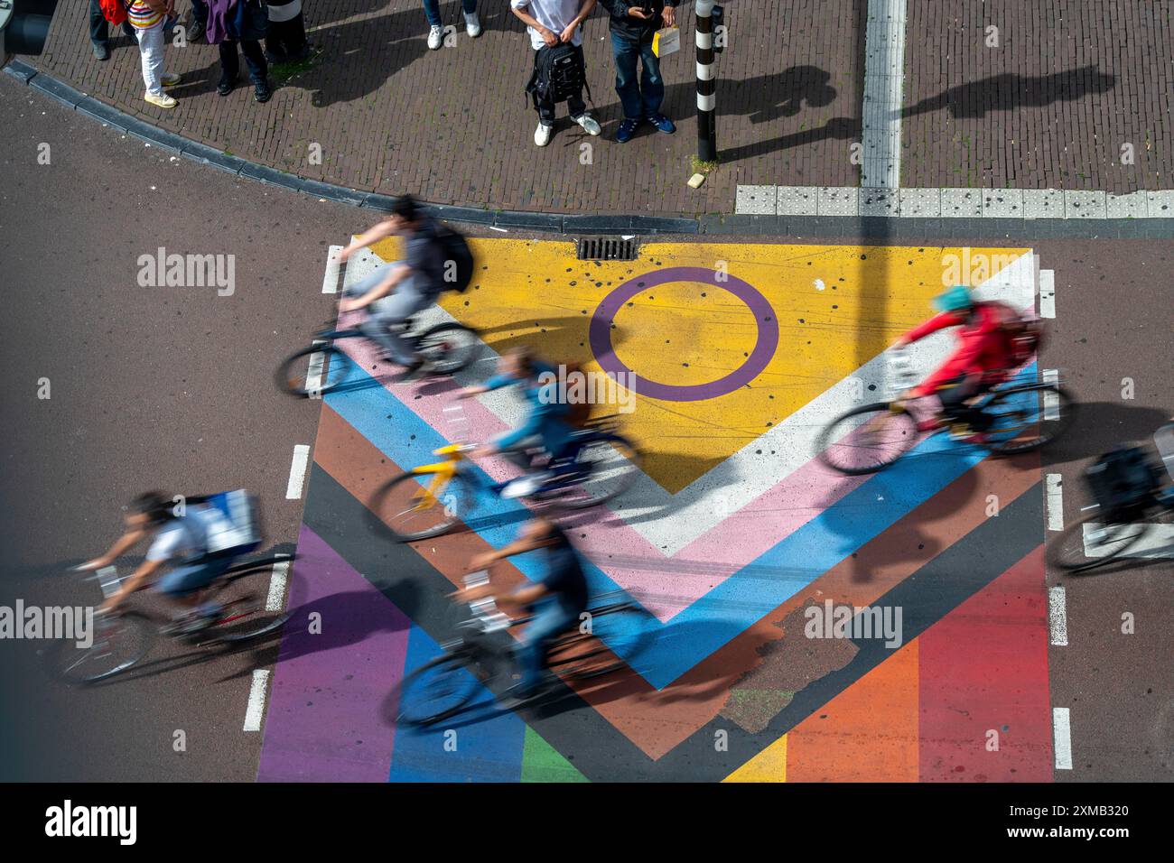 Pedestrian crossing, intersection at Lange Viestraat, markings for cars ...