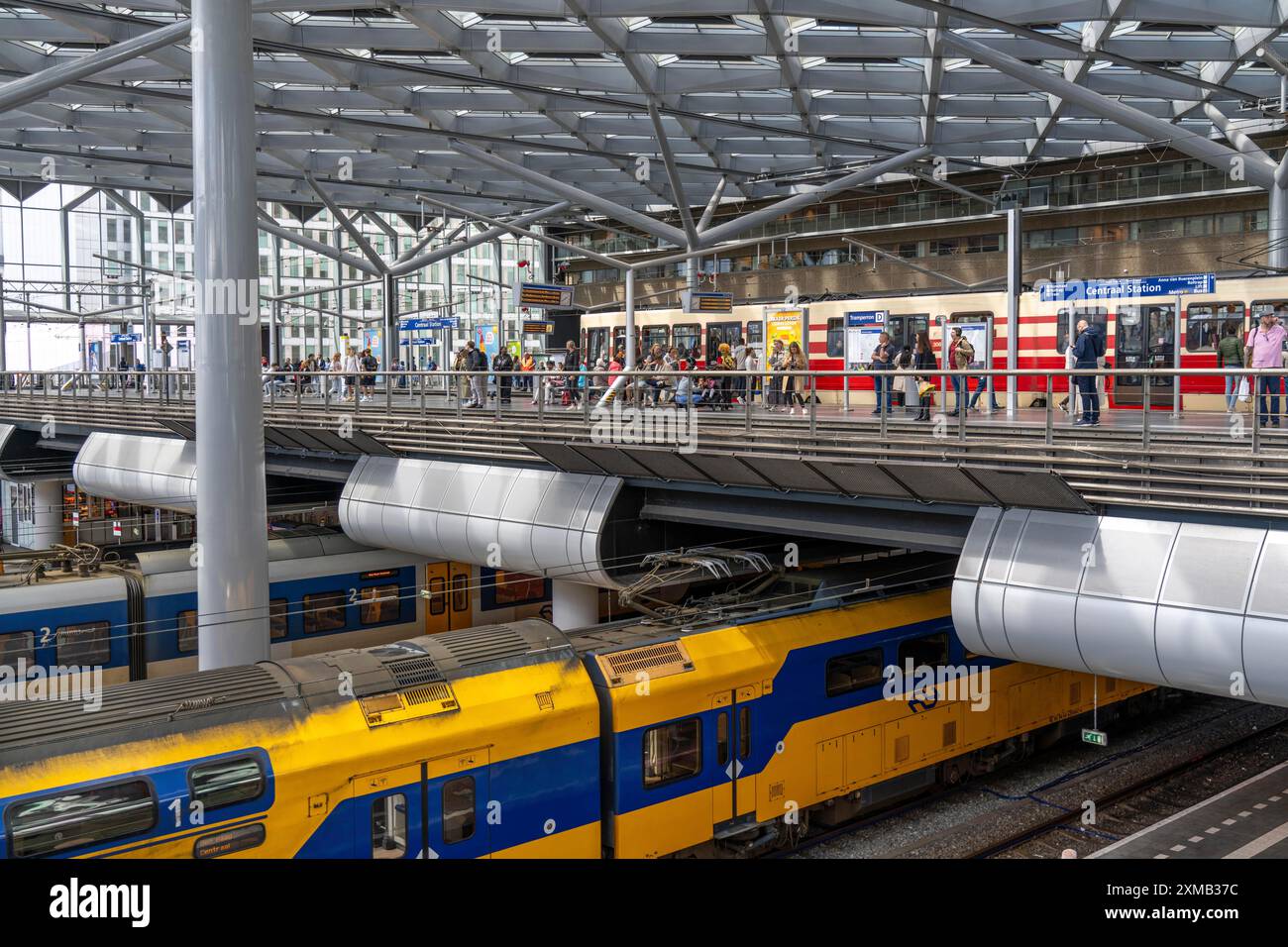 Public transport connections at The Hague Central Station, Centraal ...