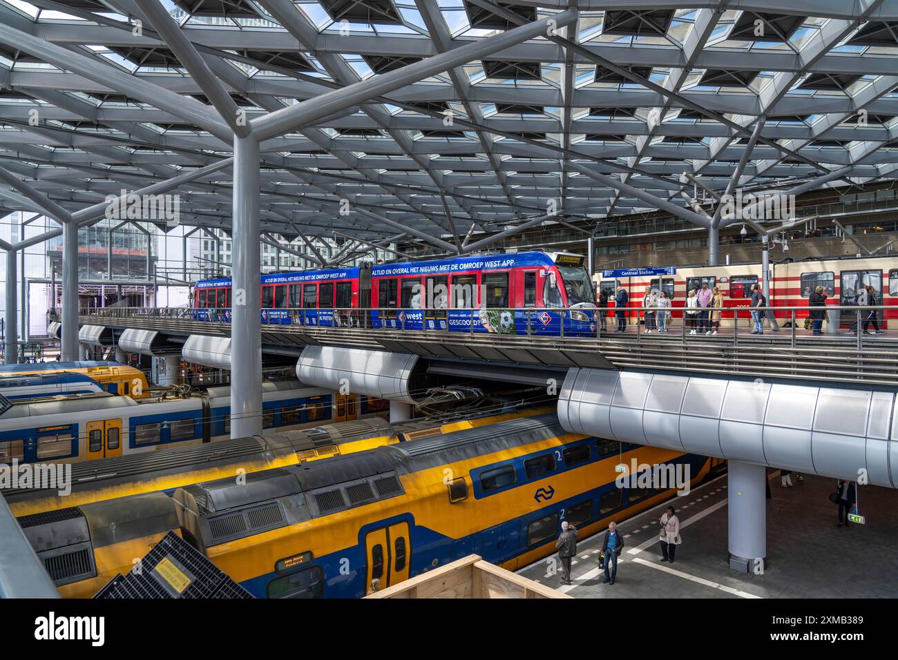 Public transport connections at The Hague Central Station, Centraal ...